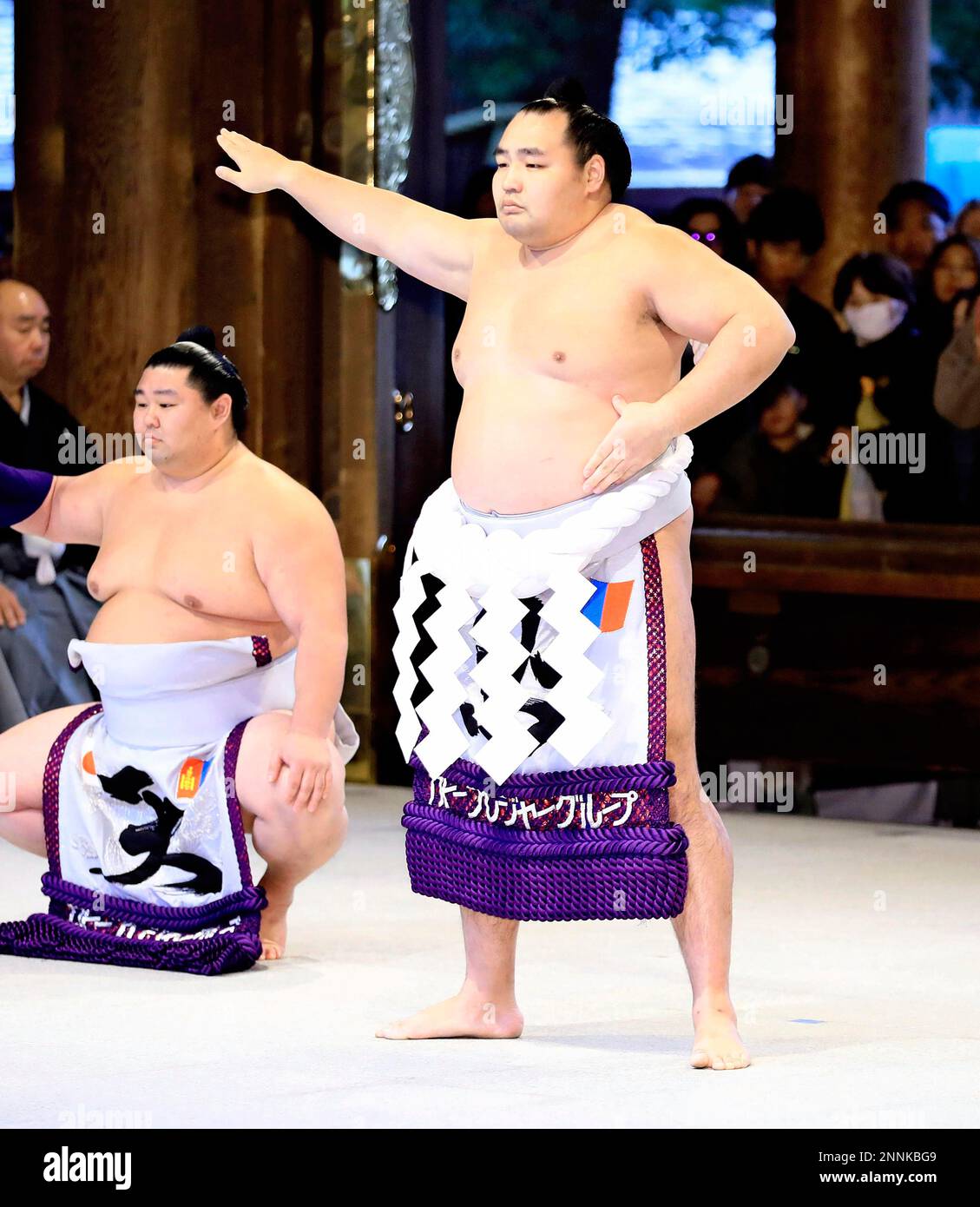 File: Mongolian Kakuryu (R), yokozuna, the highest rank of Grand Sumo ...