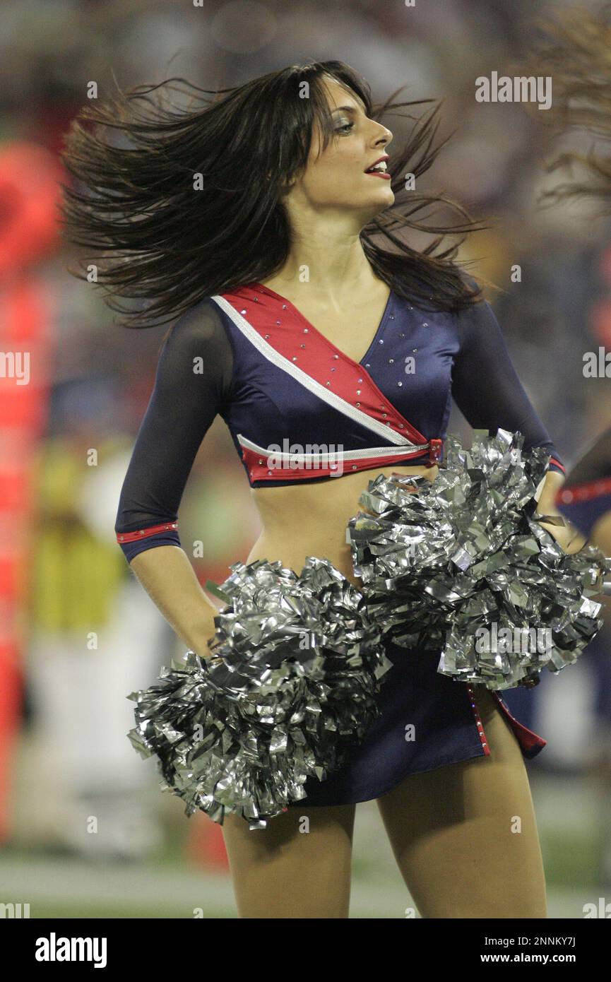 14 August 2008: The Buffalo Jills get the home crowd on their feet ...