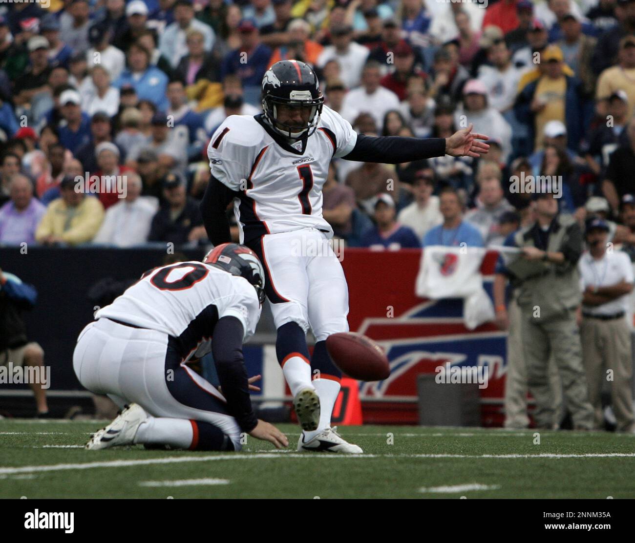 Denver Broncos' kicker Jason Elam makes a field goal during a game ...
