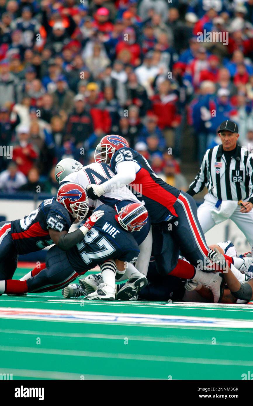 3 Nov 2002: The defense of the Buffalo Bills swarms to the ball during ...