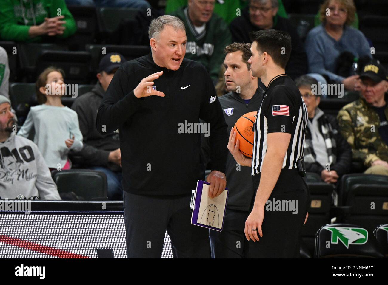 St. Thomas - Minnesota Tommies head coach Johnny Tauer talks with ...