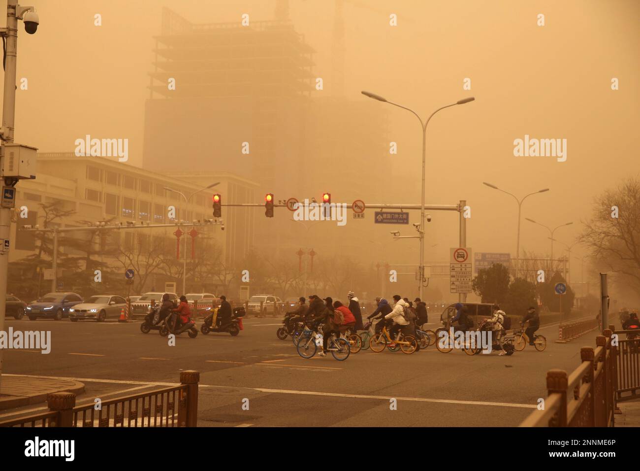 Sandstorm covers commuters in yellow dust at Beijing's street on March ...