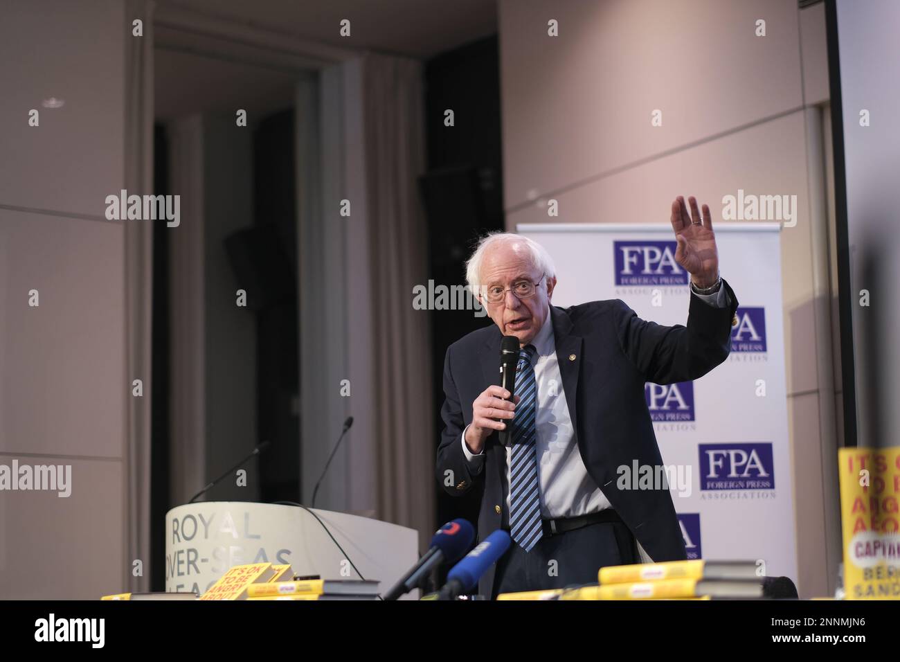 Sanders pointing finger hi-res stock photography and images - Alamy