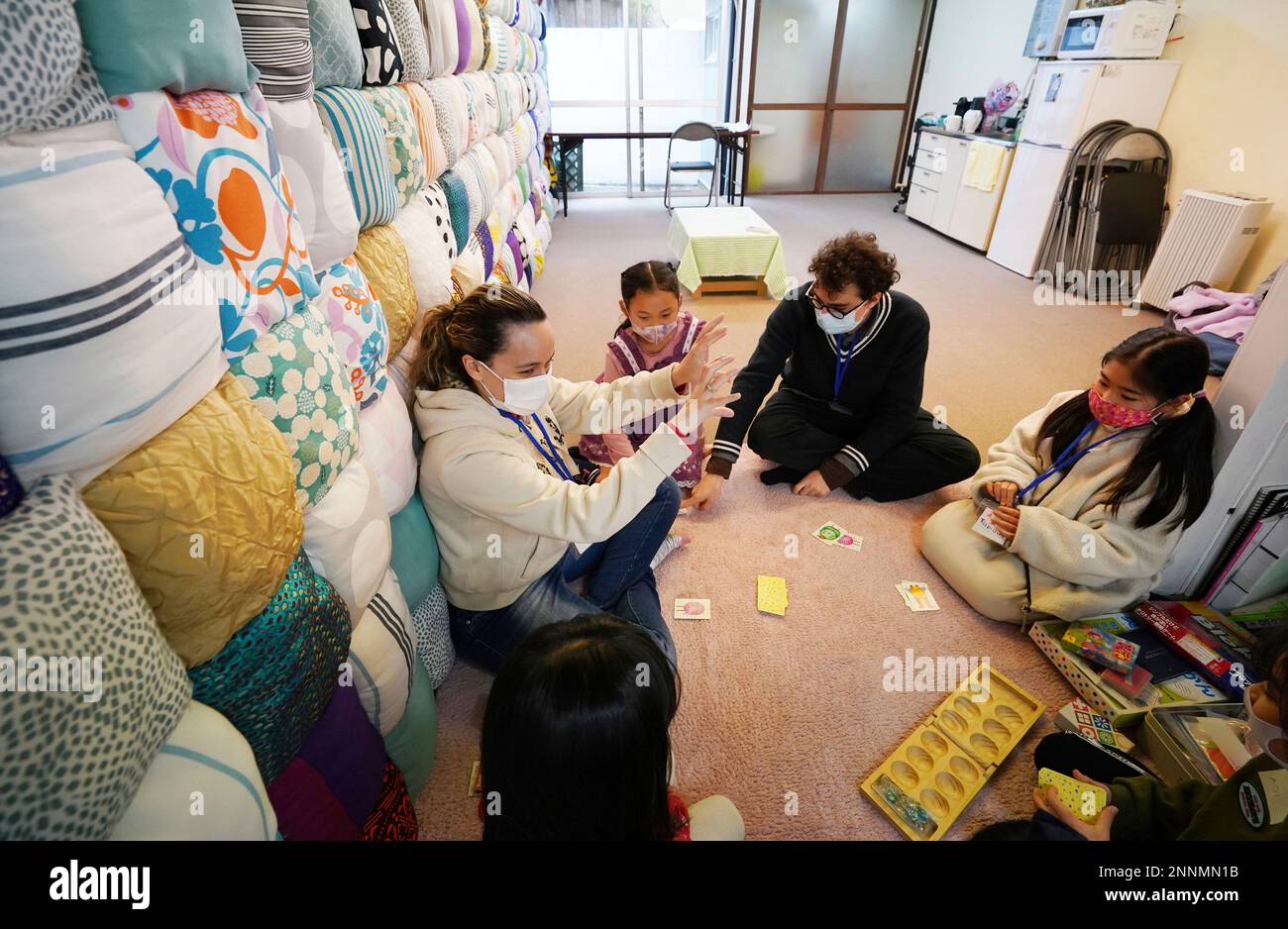 Elementary school students from all over the world play with a foreign ...
