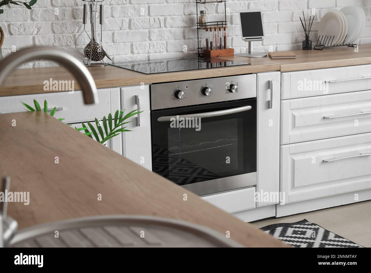Electric stove with oven in interior of modern kitchen Stock Photo - Alamy