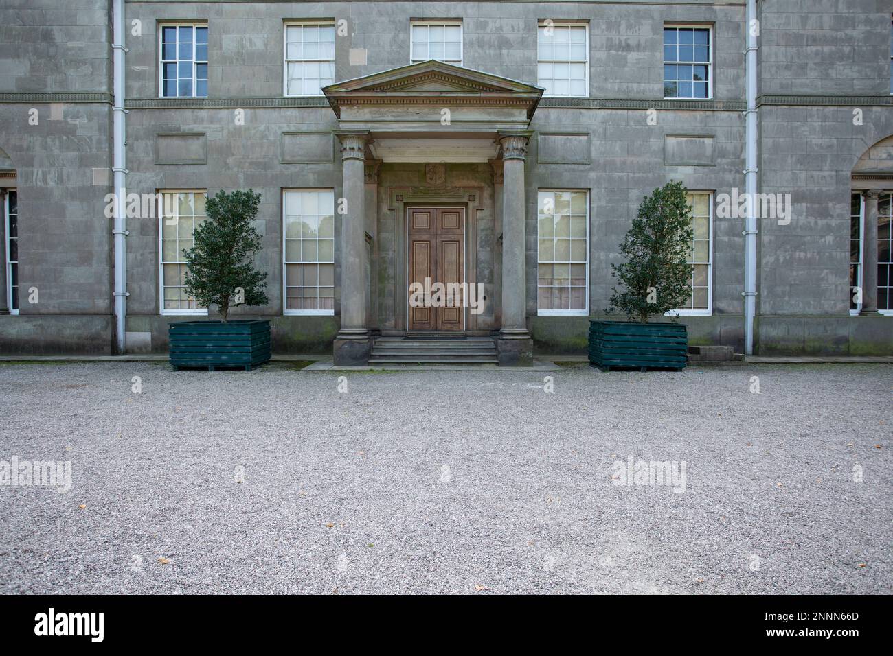Georgian house front door plants hi-res stock photography and images ...