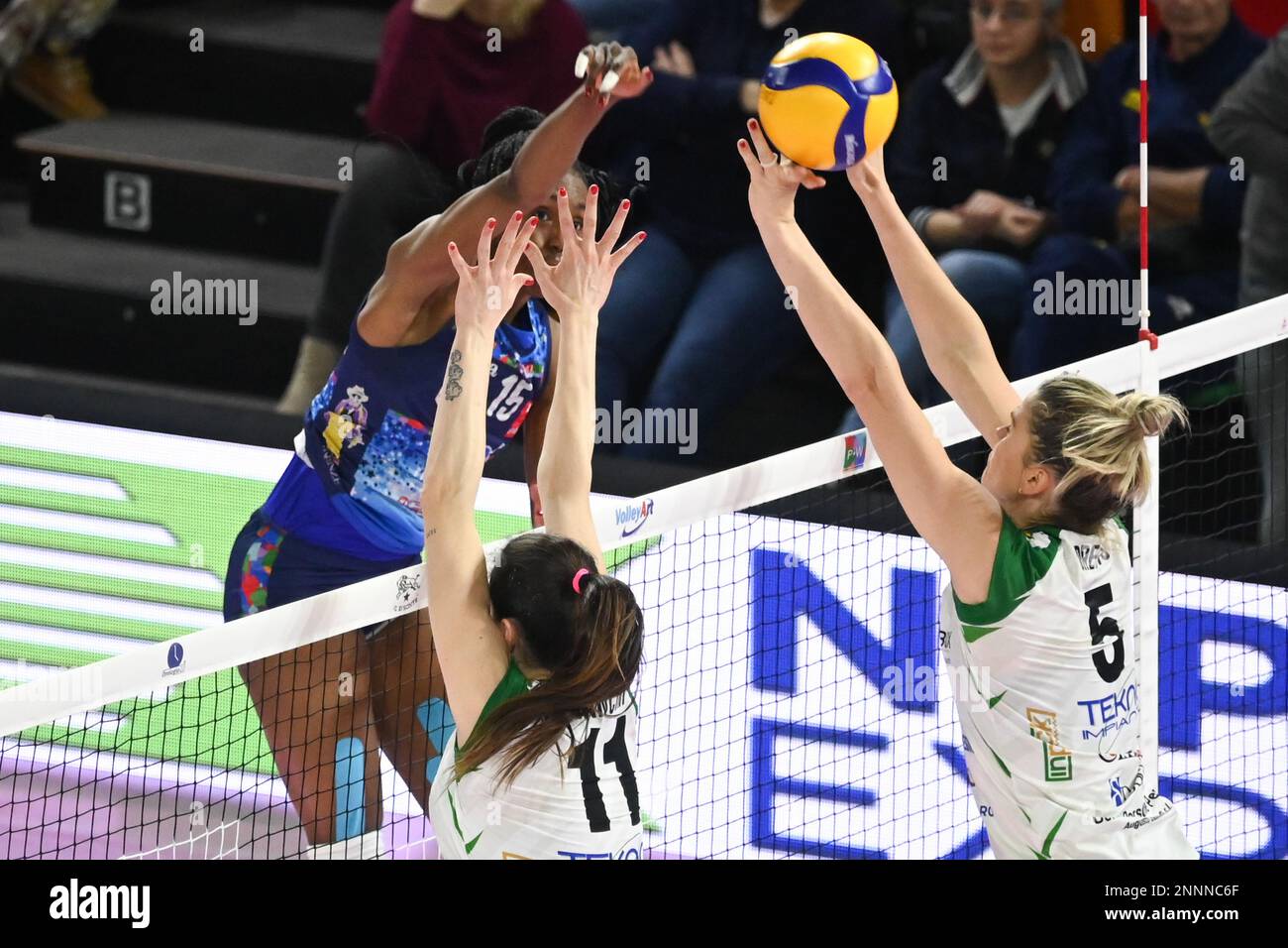 Sylvia Nwakalor (Il bisonte Firenze) spike vs Drews block during the ...