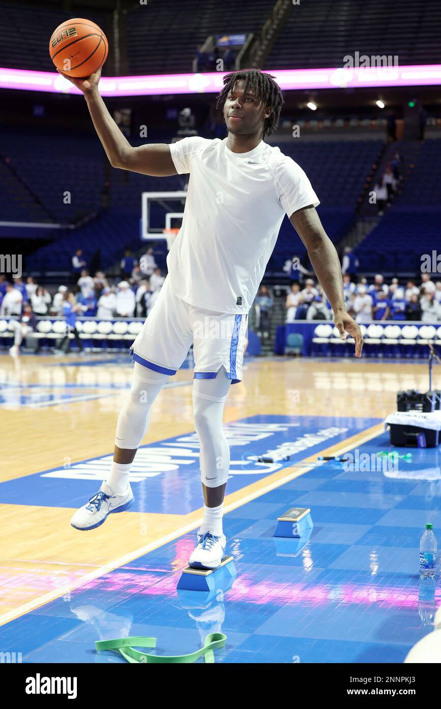Kentucky's Chris Livingston (24) warms up before an NCAA college ...