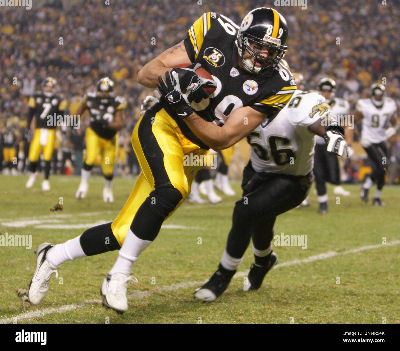 05 January 2008: Pittsburgh Steelers' Matt Spaeth, left, runs after a ...