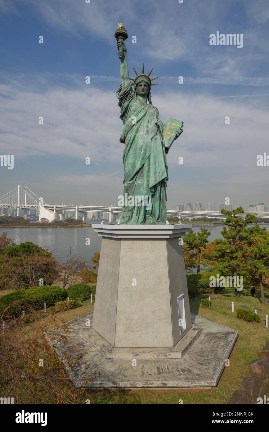 Replica of the Statue of Liberty, in the background the Rainbow Bridge ...