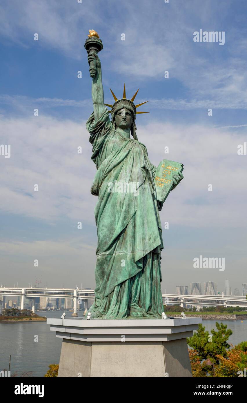 Replica of the Statue of Liberty, in the background the Rainbow Bridge ...