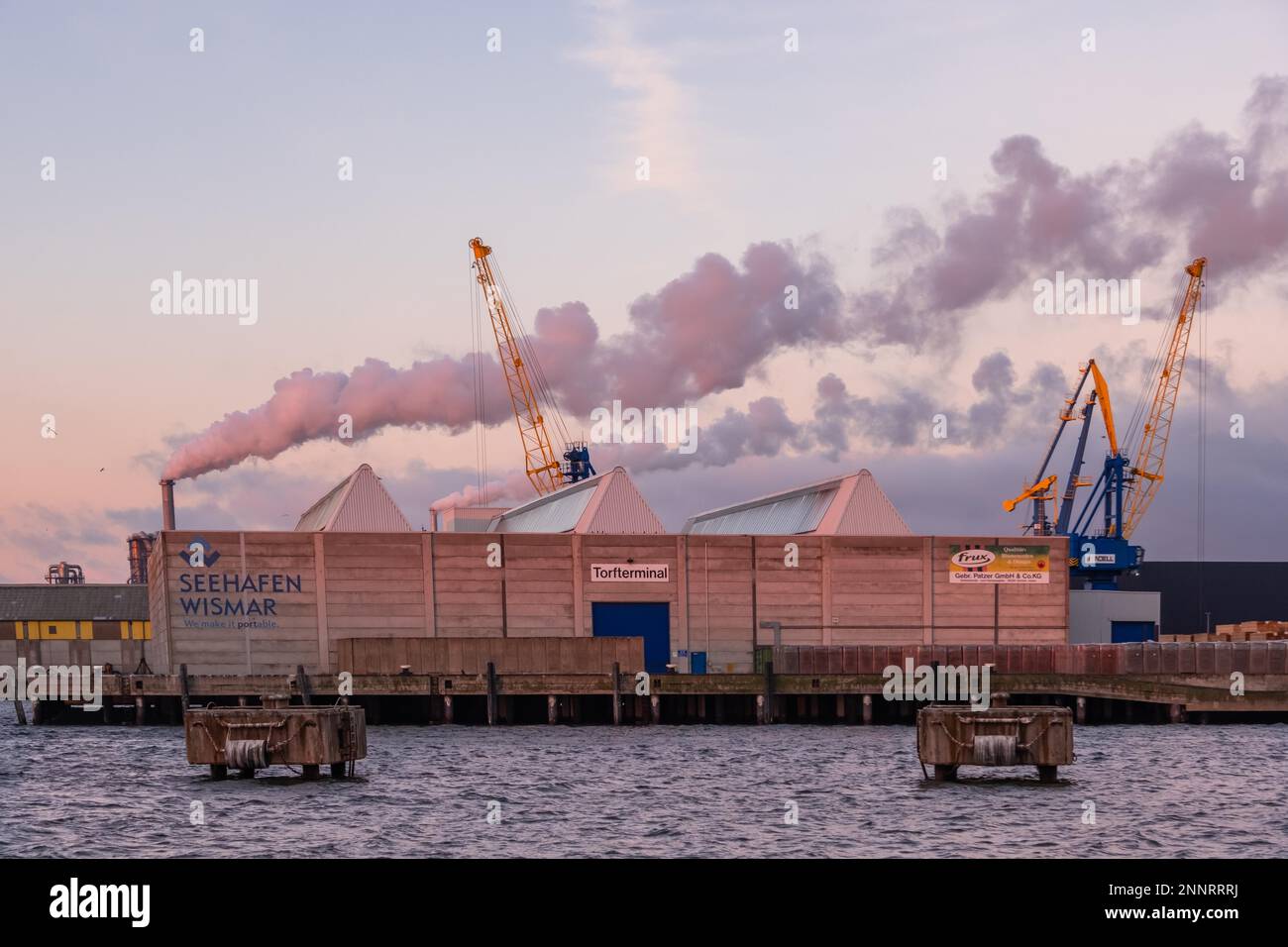 Old commercial harbour hi-res stock photography and images - Alamy