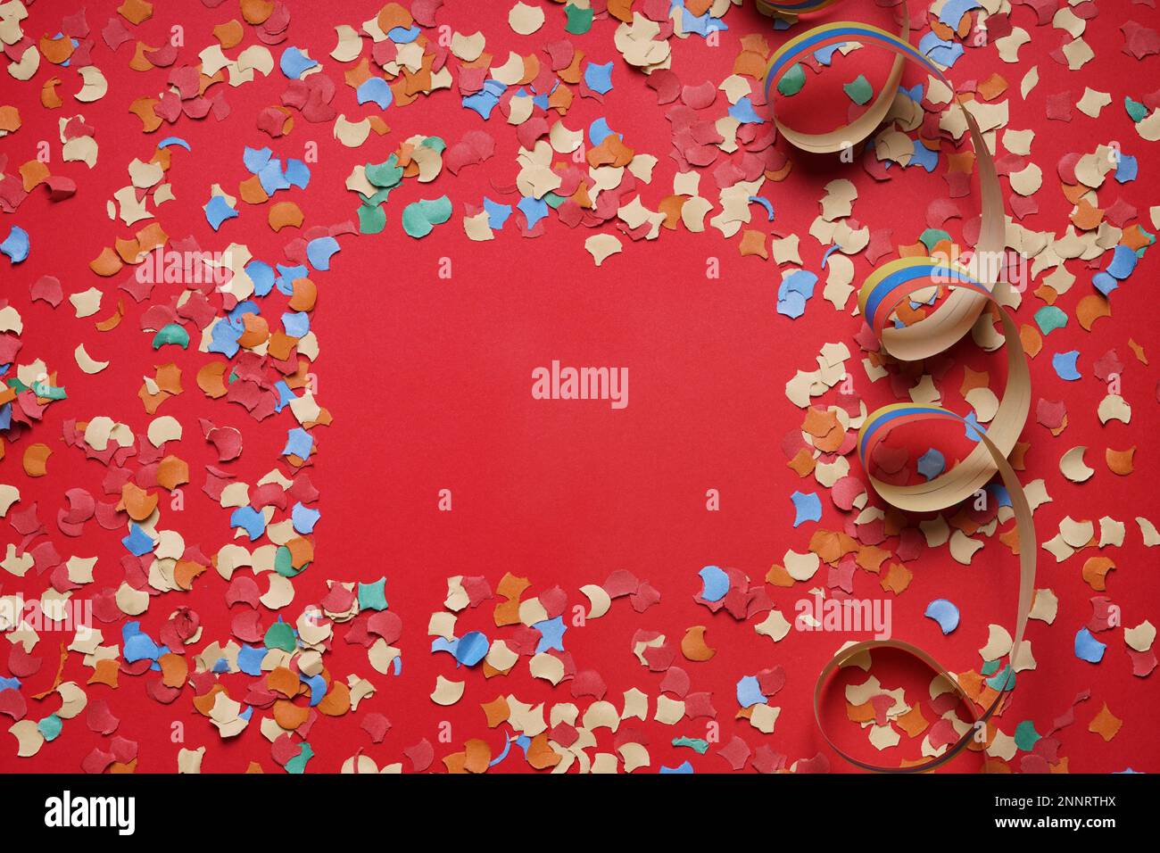 confetti and paper streamer background frame, party celebration concept ...