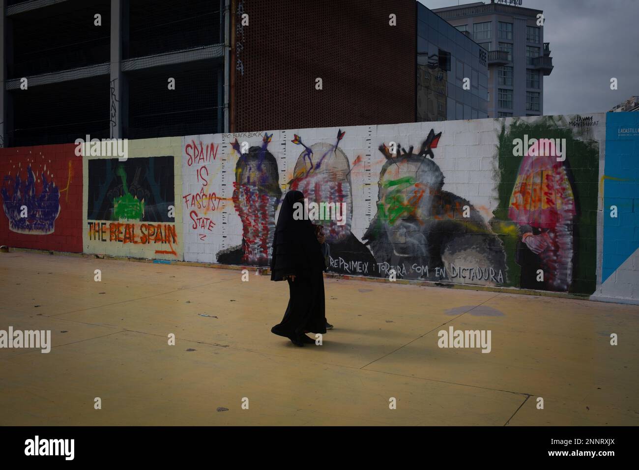It appears painted a mural with arrows on the head of King Felipe VI ...