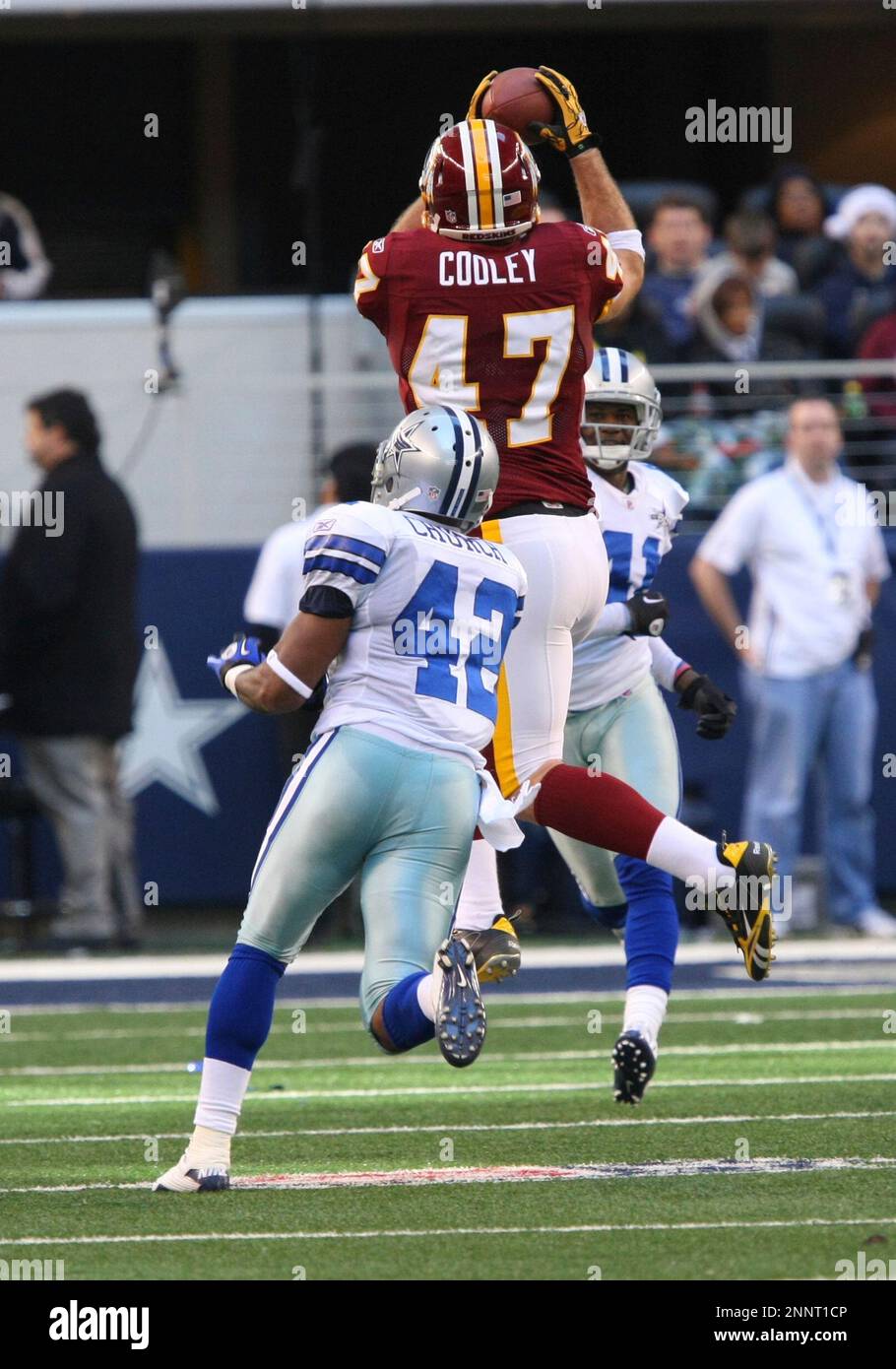 19 December 2010: Washington Redskins tight end Chris Cooley #47 catches a pass over Dallas ...