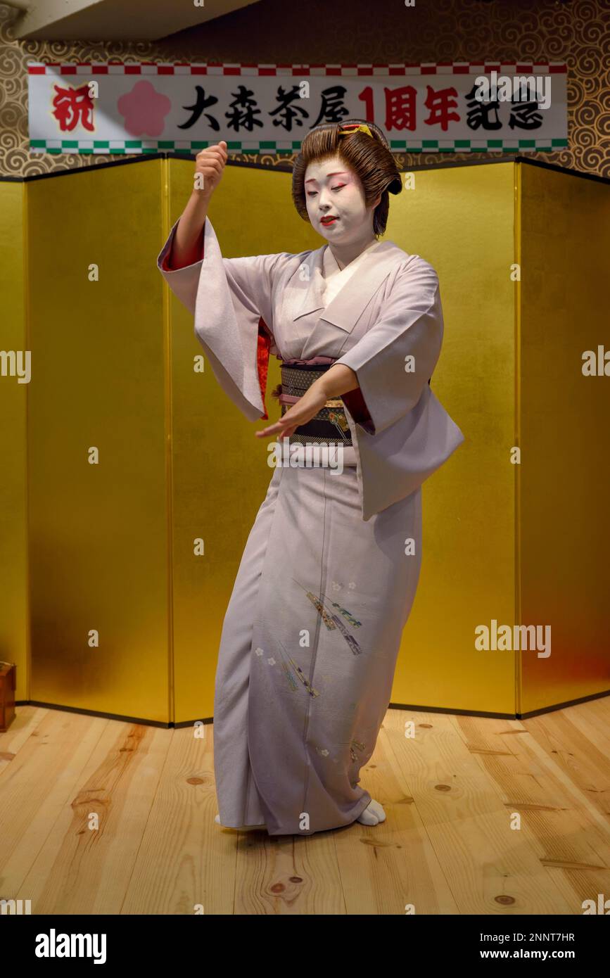 Japanese geisha costume hi-res stock photography and images - Alamy