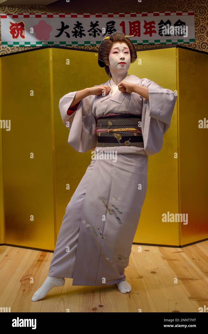 Geisha in traditional costume dancing, Omori, Tokyo, Japan Stock Photo ...