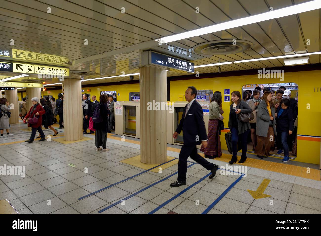 Passengers get off the subway, Tokyo, Japan Stock Photo - Alamy