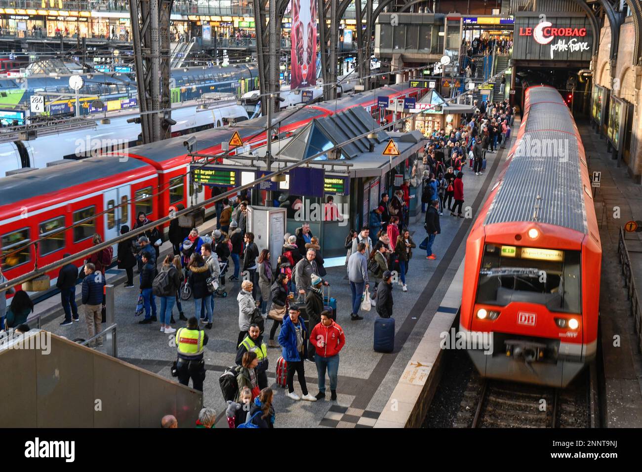 Trains, passengers, platform, station concourse, main station, Hamburg ...