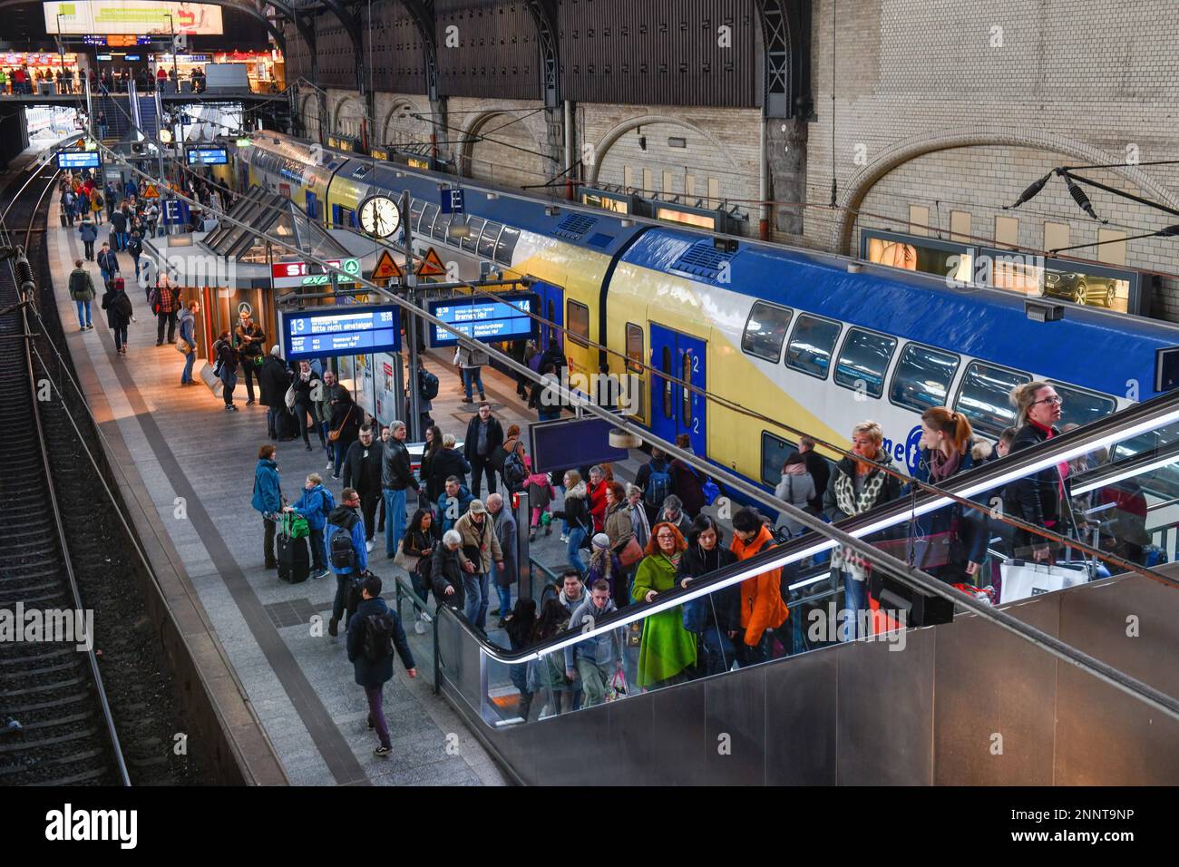 Trains, passengers, platform, station concourse, main station, Hamburg ...