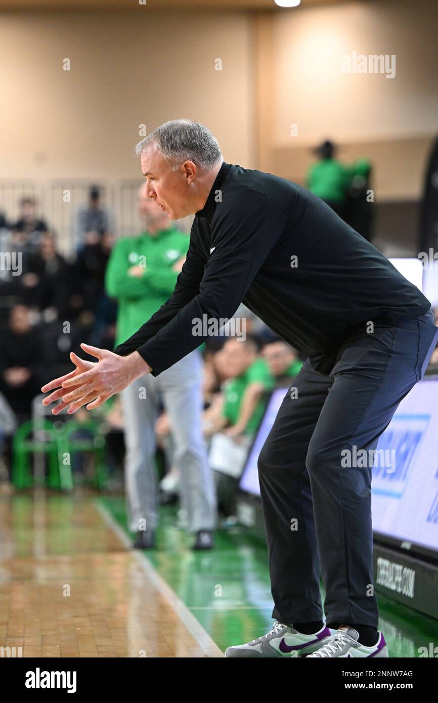 St. Thomas - Minnesota Tommies head coach Johnny Tauer calls out to ...