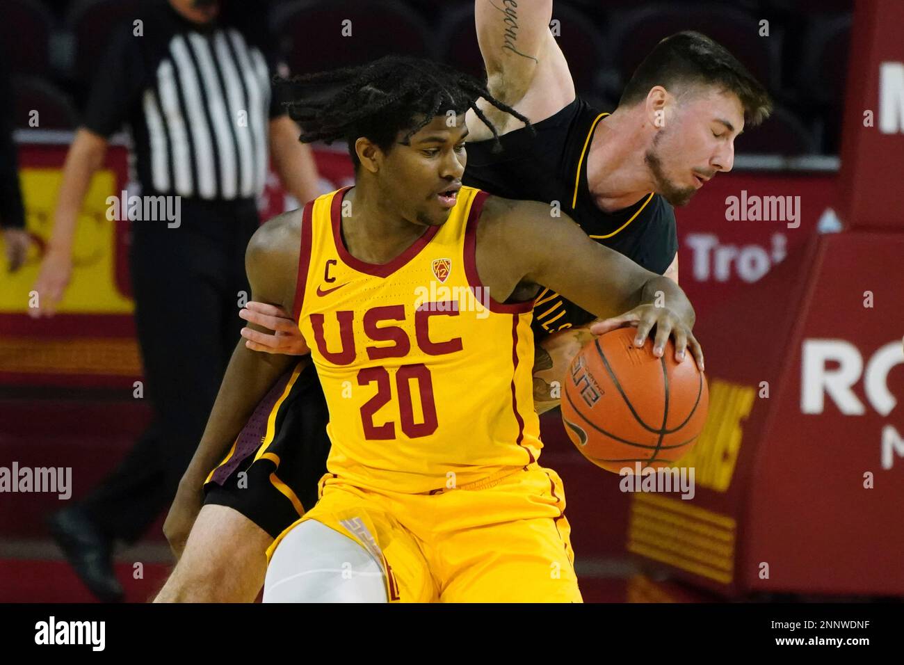 Southern California Trojans guard Ethan Anderson (20) is defended by ...