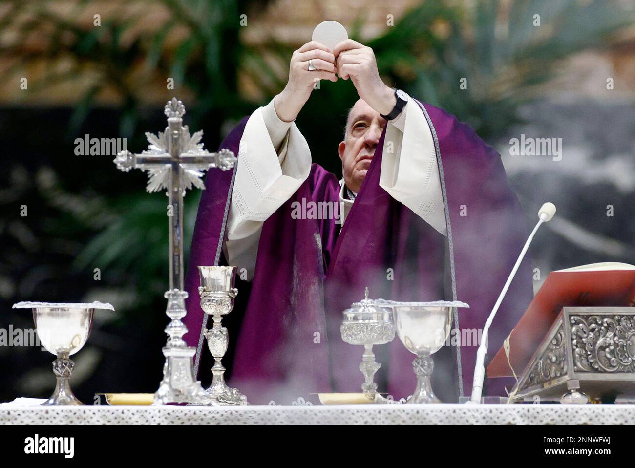 Pope Francis celebrates the Ash Wednesday mass leading Catholics into ...