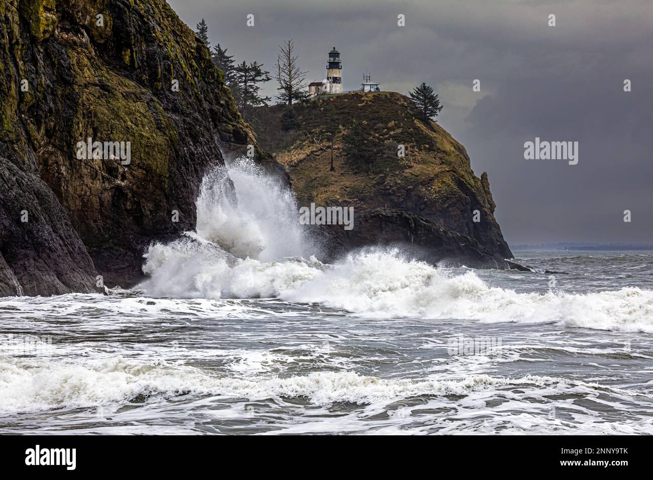 WA23077-00...WASHINGTON - Waves breaking against the cliffs below the ...