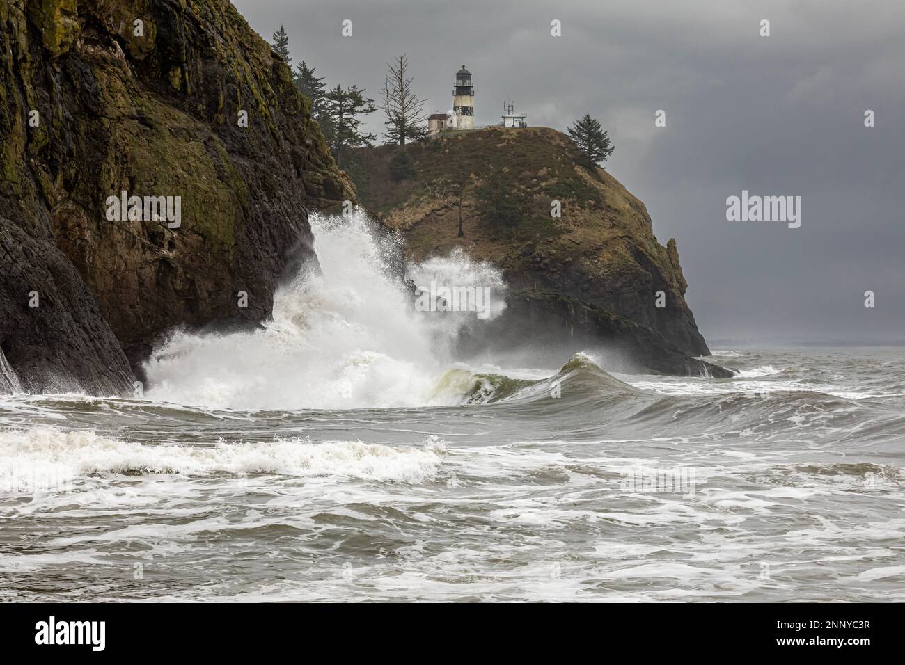 WA23079-00...WASHINGTON - Wave breaking against the cliffs below the ...