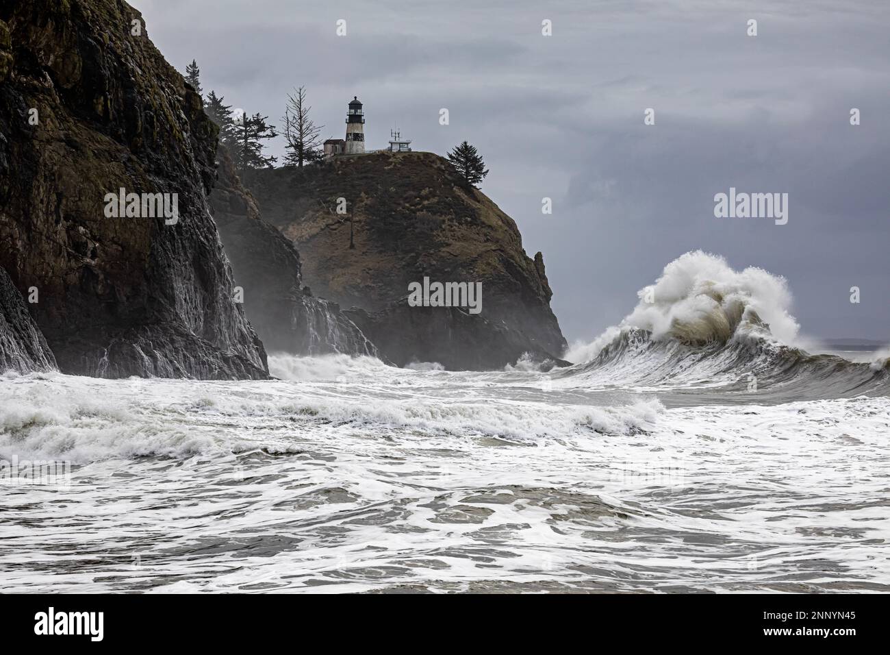 WA23087-00...WASHINGTON - An outgoing wave and an incoming wave ...