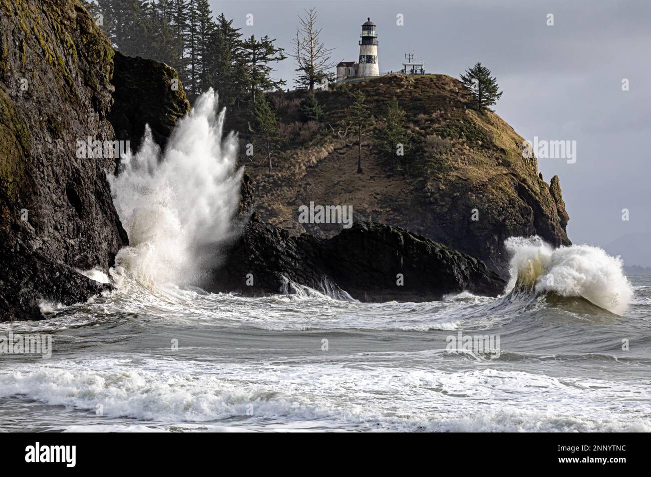 Outgoing wave hitting incoming wave hi-res stock photography and images ...