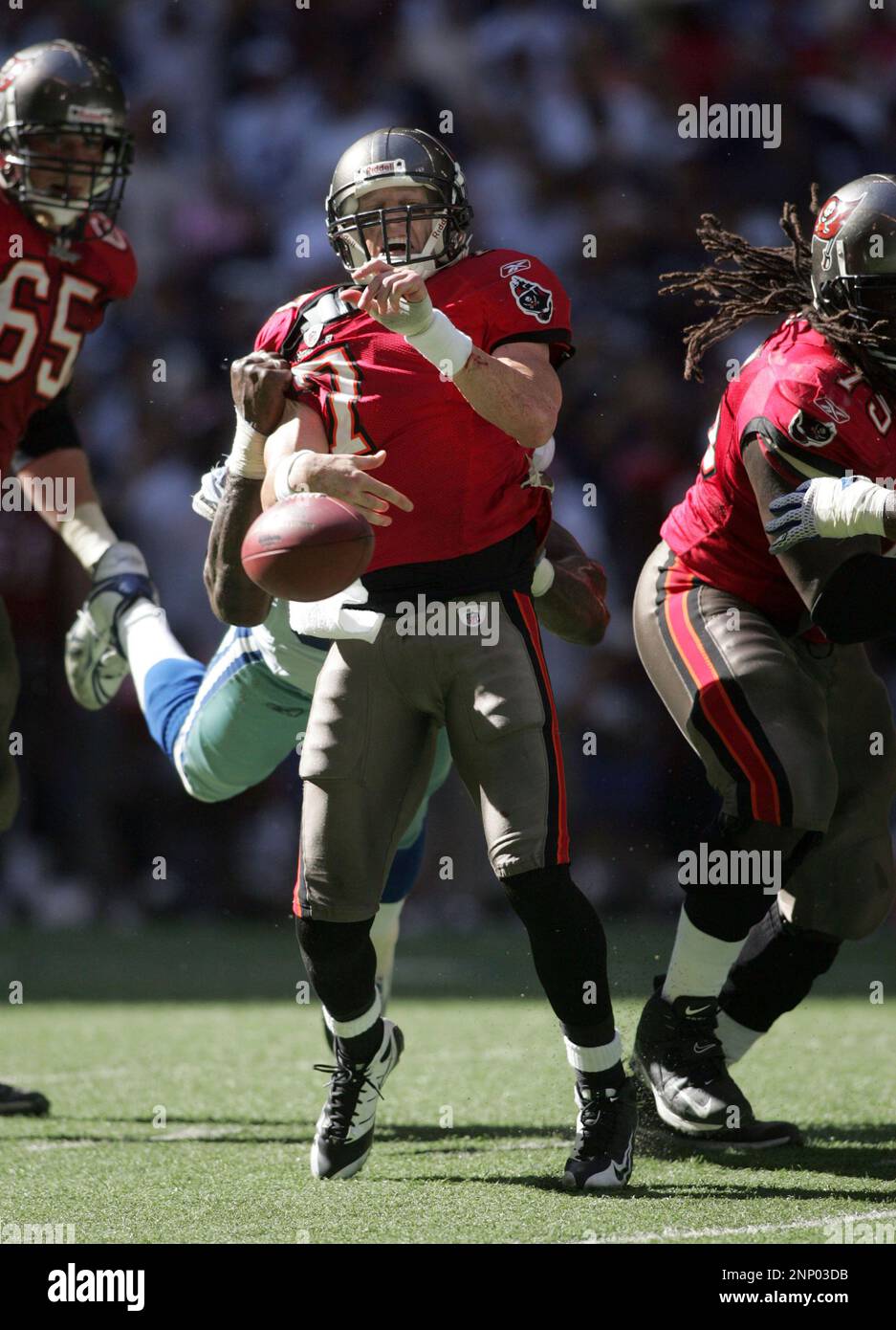 26 OCT 2008: Jeff Garcia of the Buccaneers gets the ball off with a ...