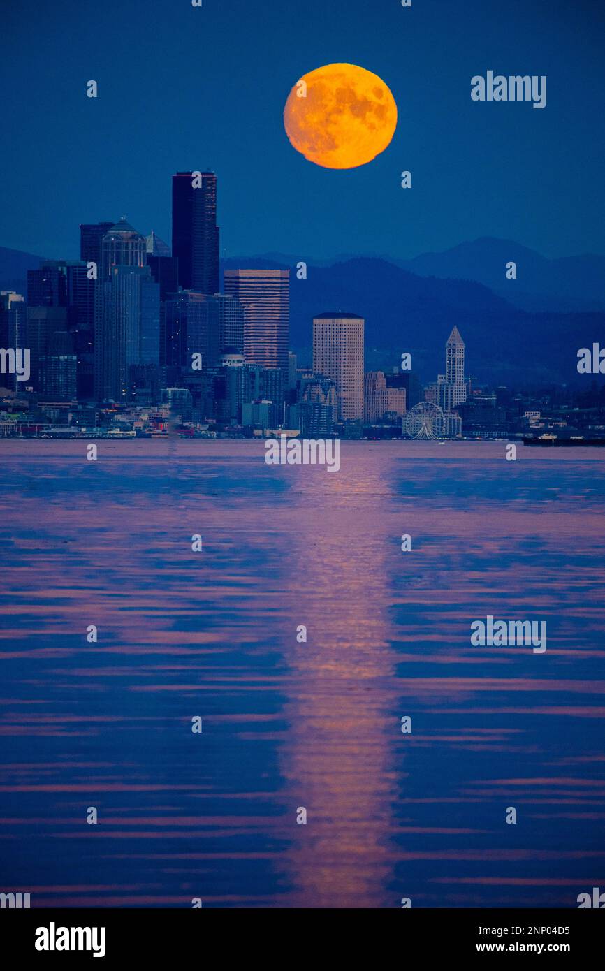Moon over skyline of Seattle at night, Washington State, USA Stock ...