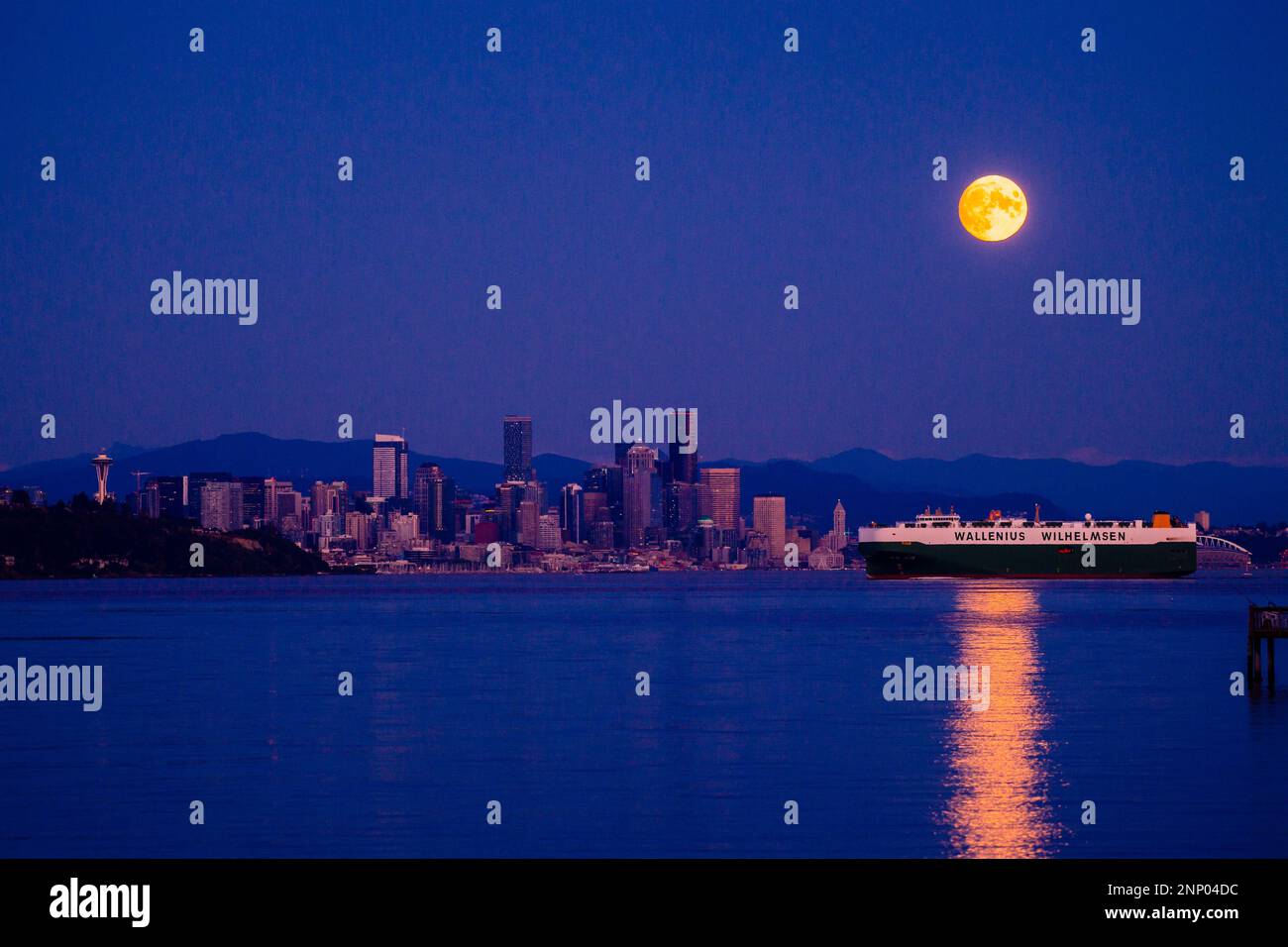 Moon over skyline of Seattle at night, Washington State, USA Stock ...