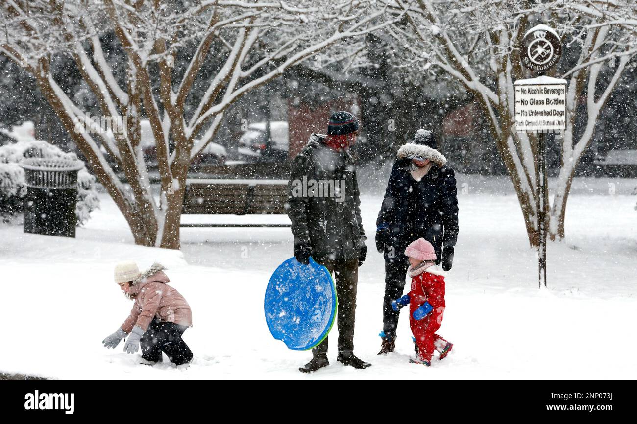 Aaron Savage and wife Bonnie Wright watch as their children Mabel ...