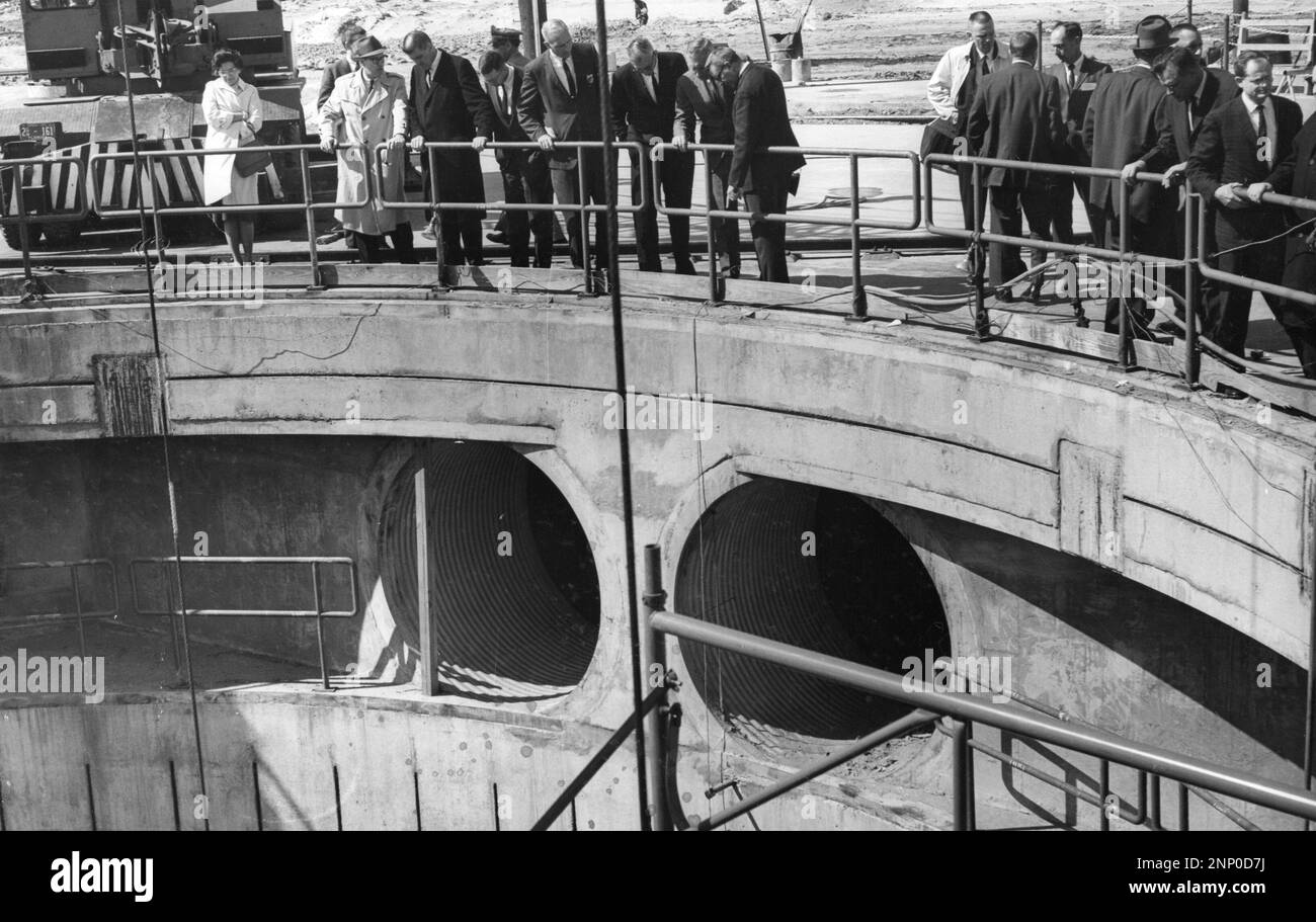 Visitors to Thiokol look down into depths of giant static firing pit ...