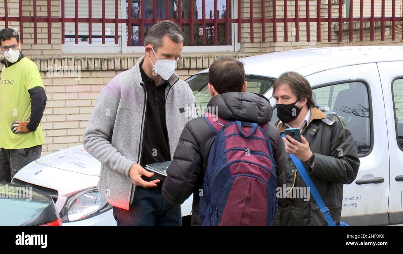 Iñaki Urdangarin signs autographs as he leaves the voluntary service ...