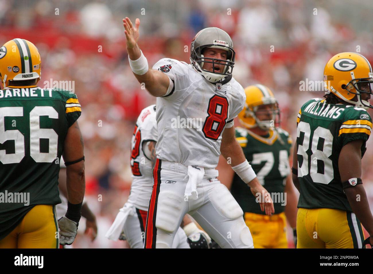 Tampa Bay Buccaneers quarterback Brian Griese (8) signals a first down ...