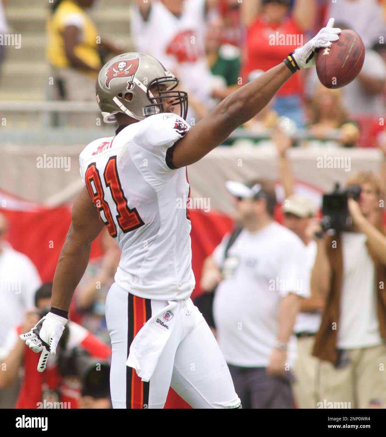 Tampa Bay Buccaneers tight end Alex Smith (81) scores a touchdown ...