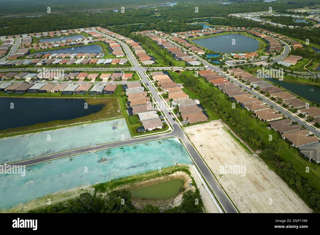 Rich family house suburbia hi-res stock photography and images - Alamy