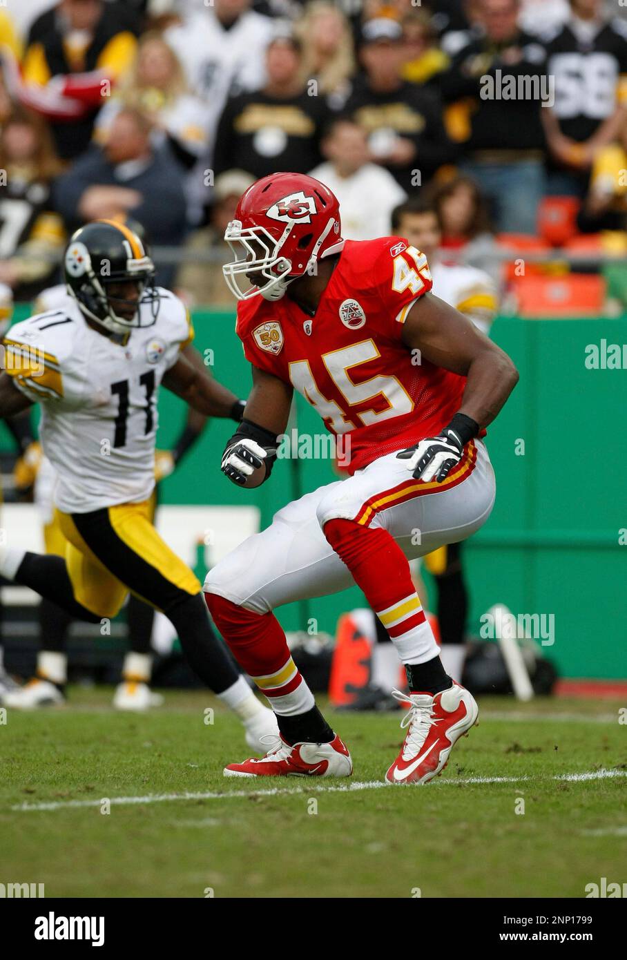22 November 2009: Chiefs tight end Leonard Pope gets in position to ...