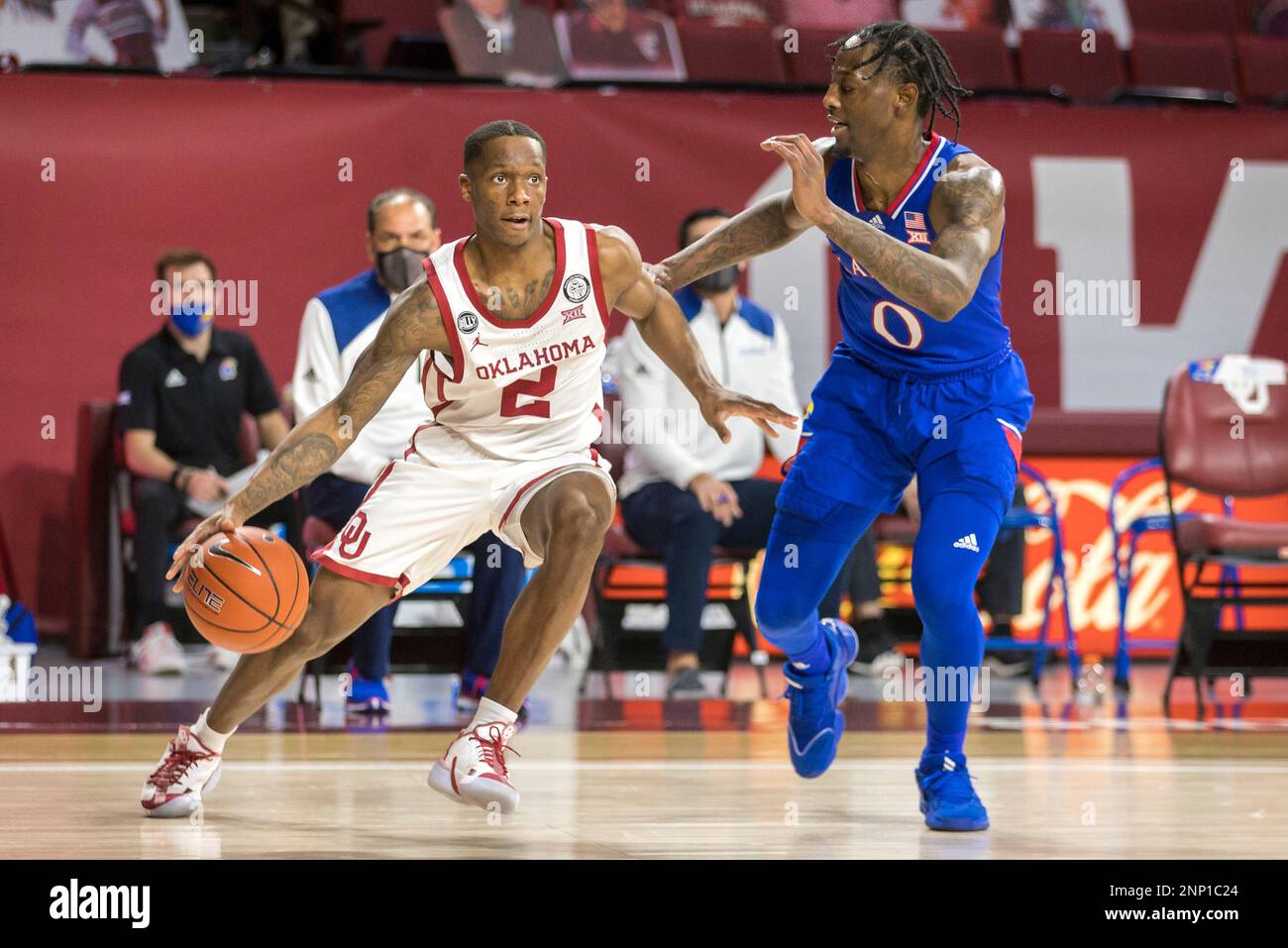 NORMAN, OK - JANUARY 23: Oklahoma Sooners guard Umoja Gibson (2) drives ...