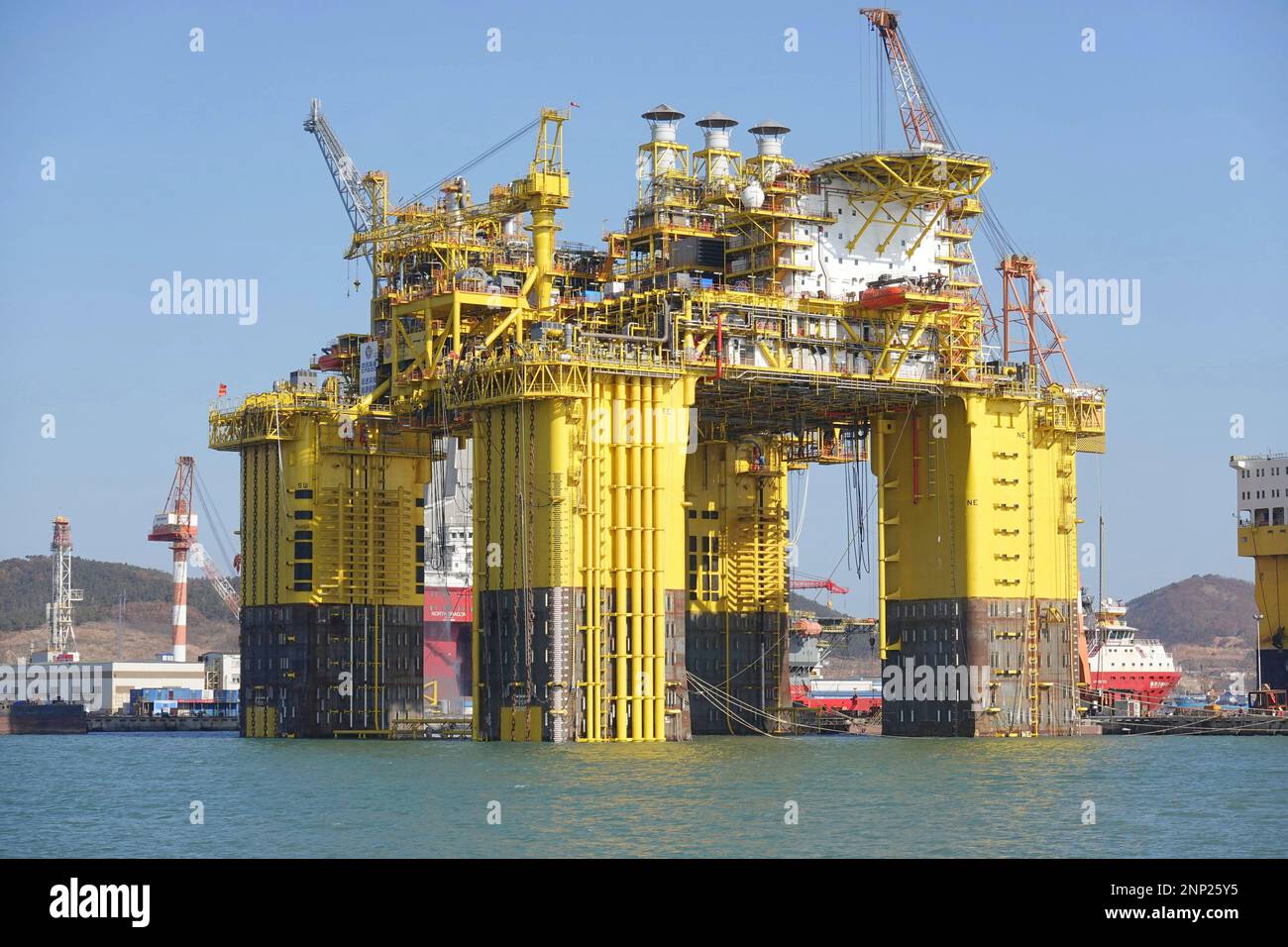 A view of the world's first 100,000-ton deep-water semi-submersible oil ...