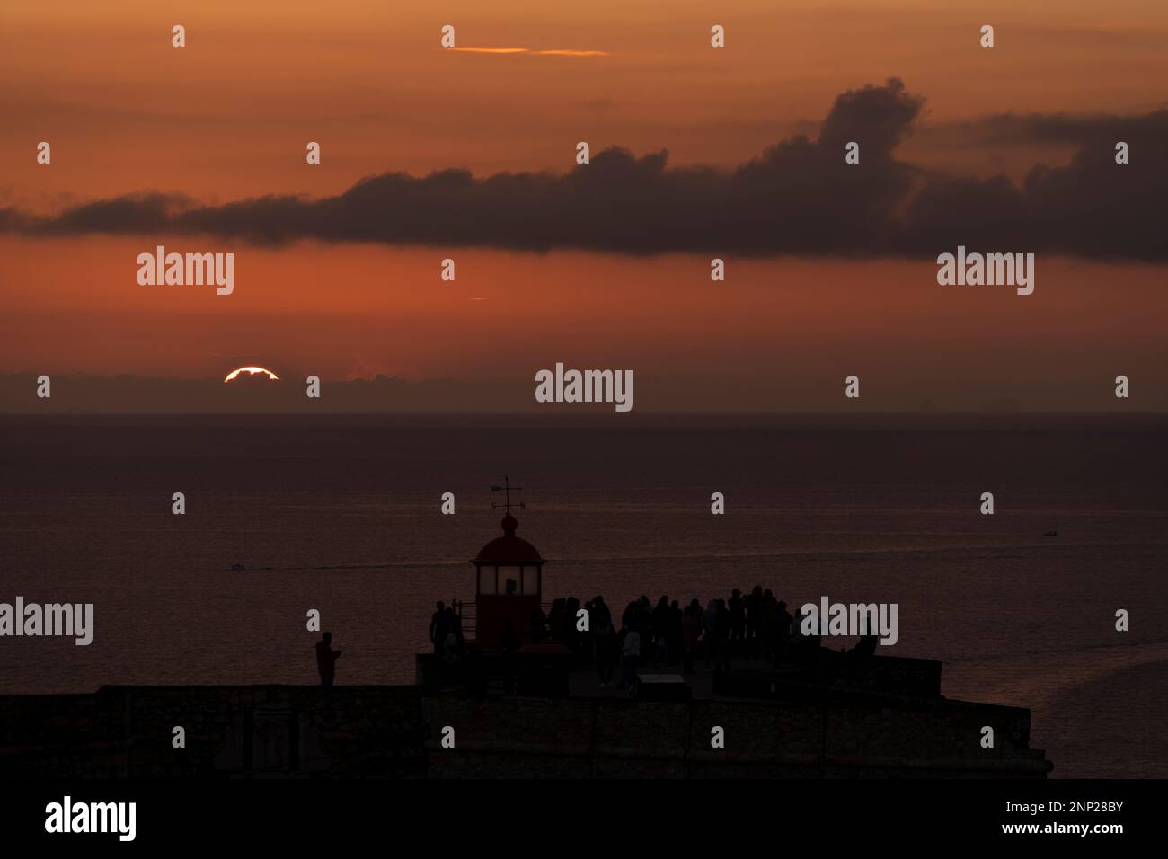 Sun over horizon view hi-res stock photography and images - Alamy