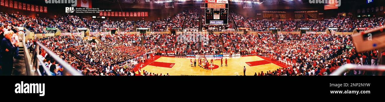 Basketball game audience hi-res stock photography and images - Alamy