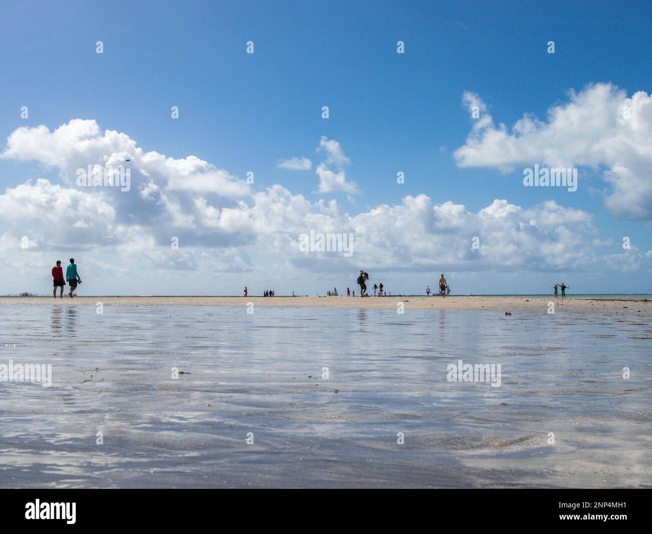AL - Maceio - 12/27/2020 - MACEIO, TOURIST SPOTS - Tourists are seen on ...