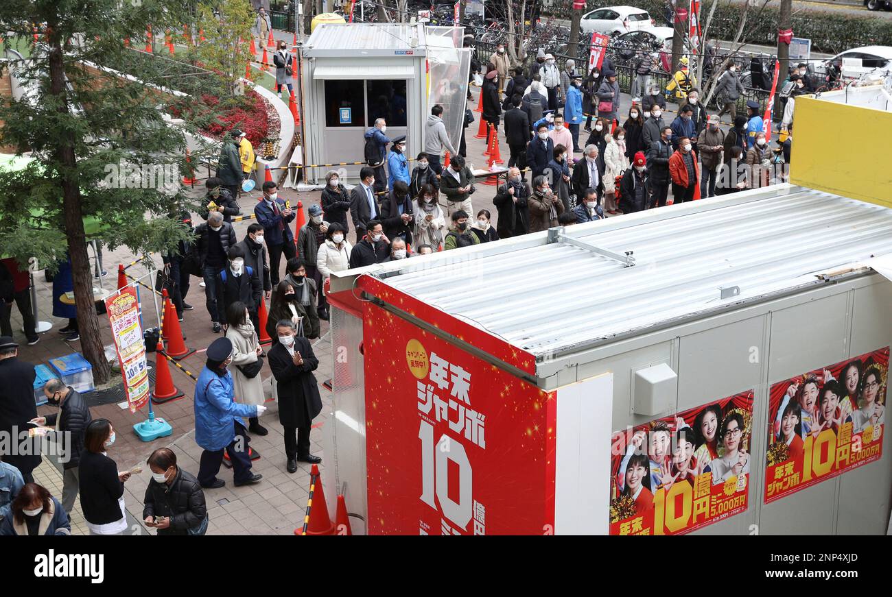 People line up to buy the Year-End Jumbo Lottery at lottery ticket ...
