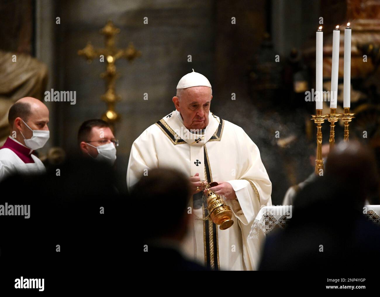 Pope Francis celebrates Mass on Christmas eve, at St. Peter's basilica ...
