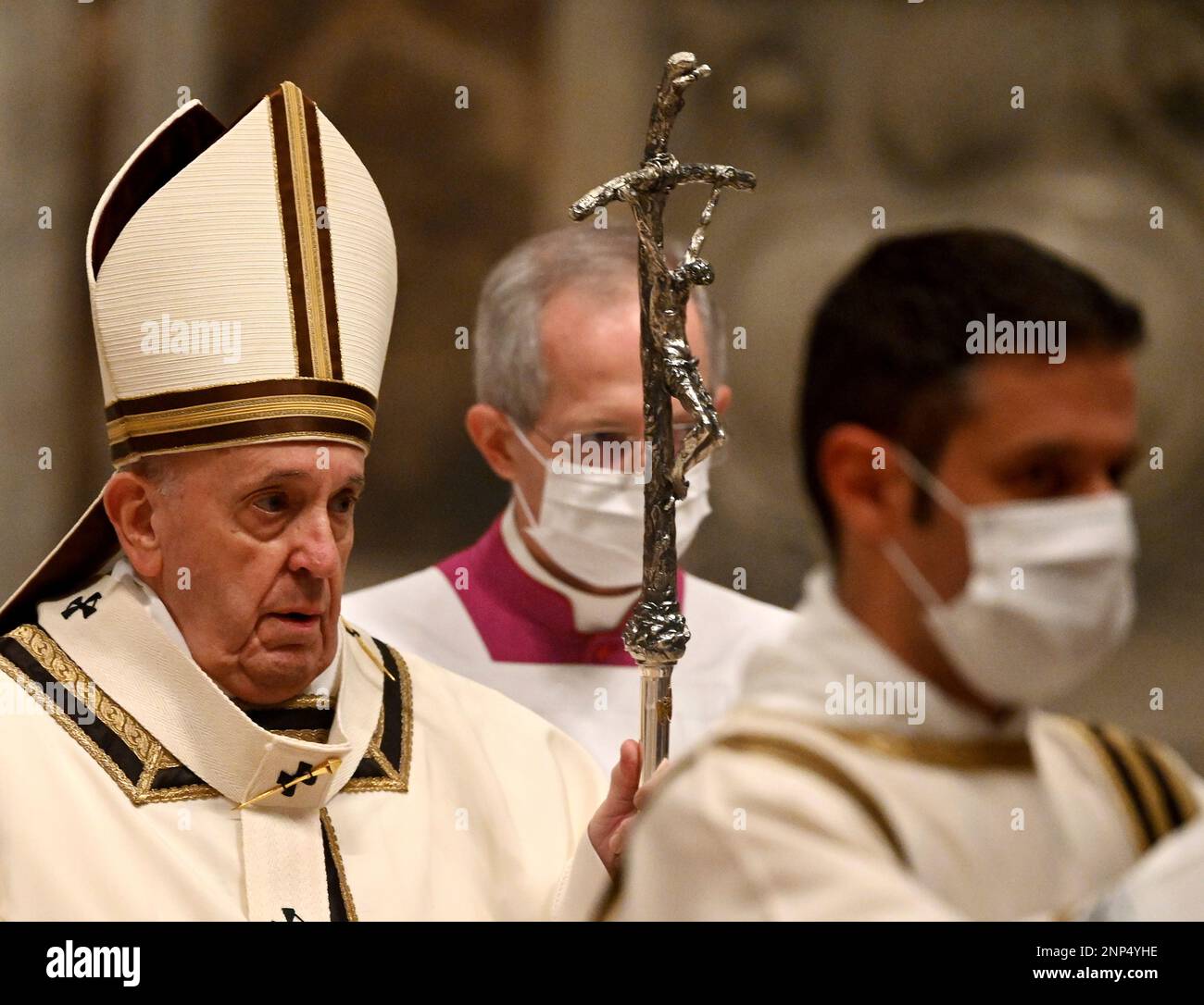 Pope Francis arrives to celebrate Mass on Christmas eve, at St. Peter's ...