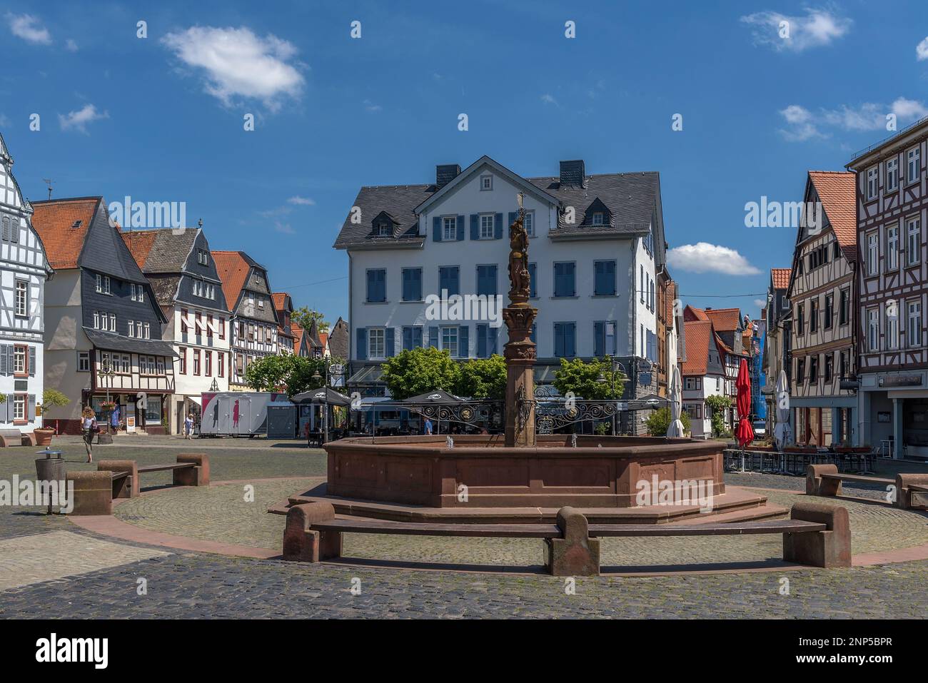View of the historic market square with a fountain in Butzbach, Hesse ...